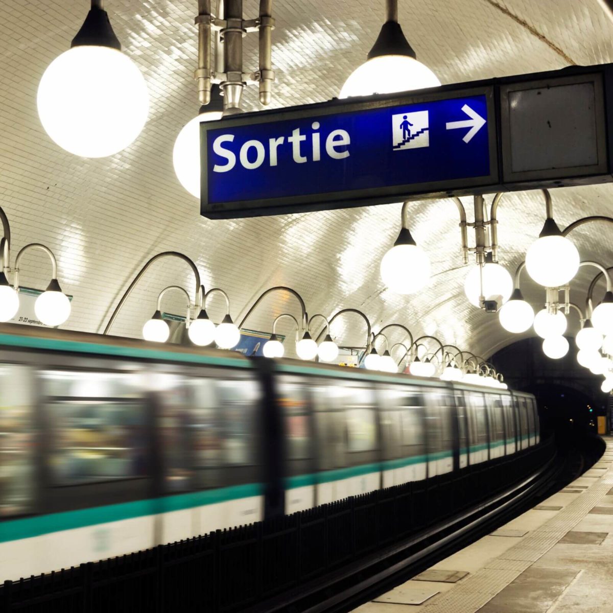 A Complete Guide on How to Use the Paris Metro (Updated 2024)