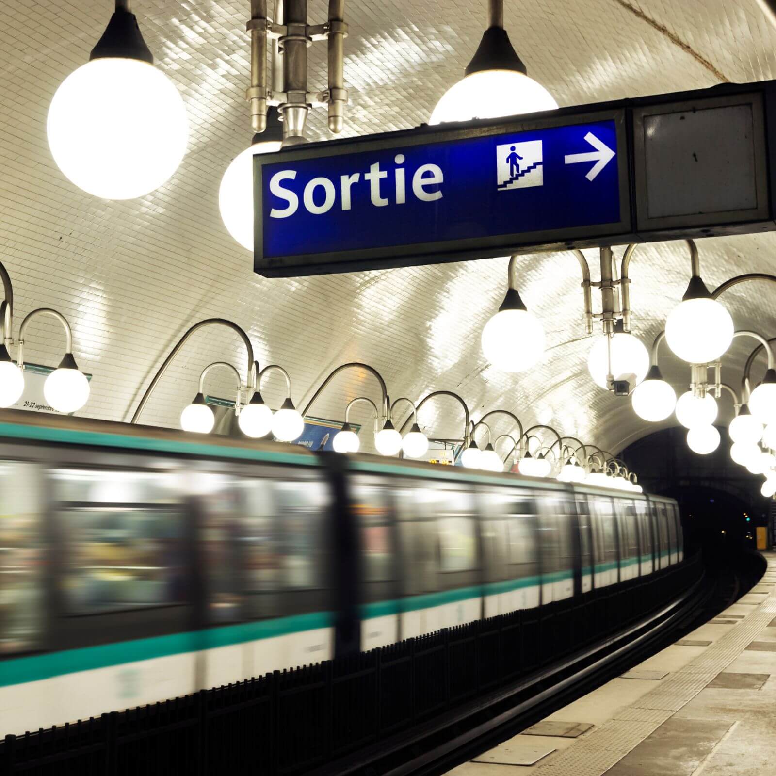 A Complete Guide on How to Use the Paris Metro